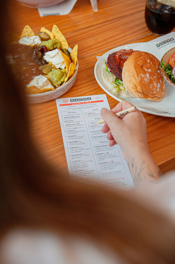 Bacoa Burger — Addicional, The Social Media Brand